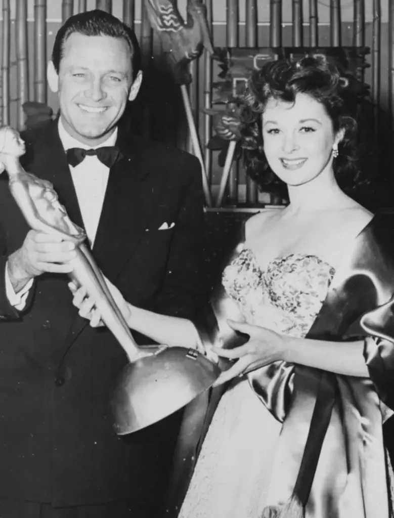 Golden Globe: 69 Iconic celebrities outfits. - citiMuzik